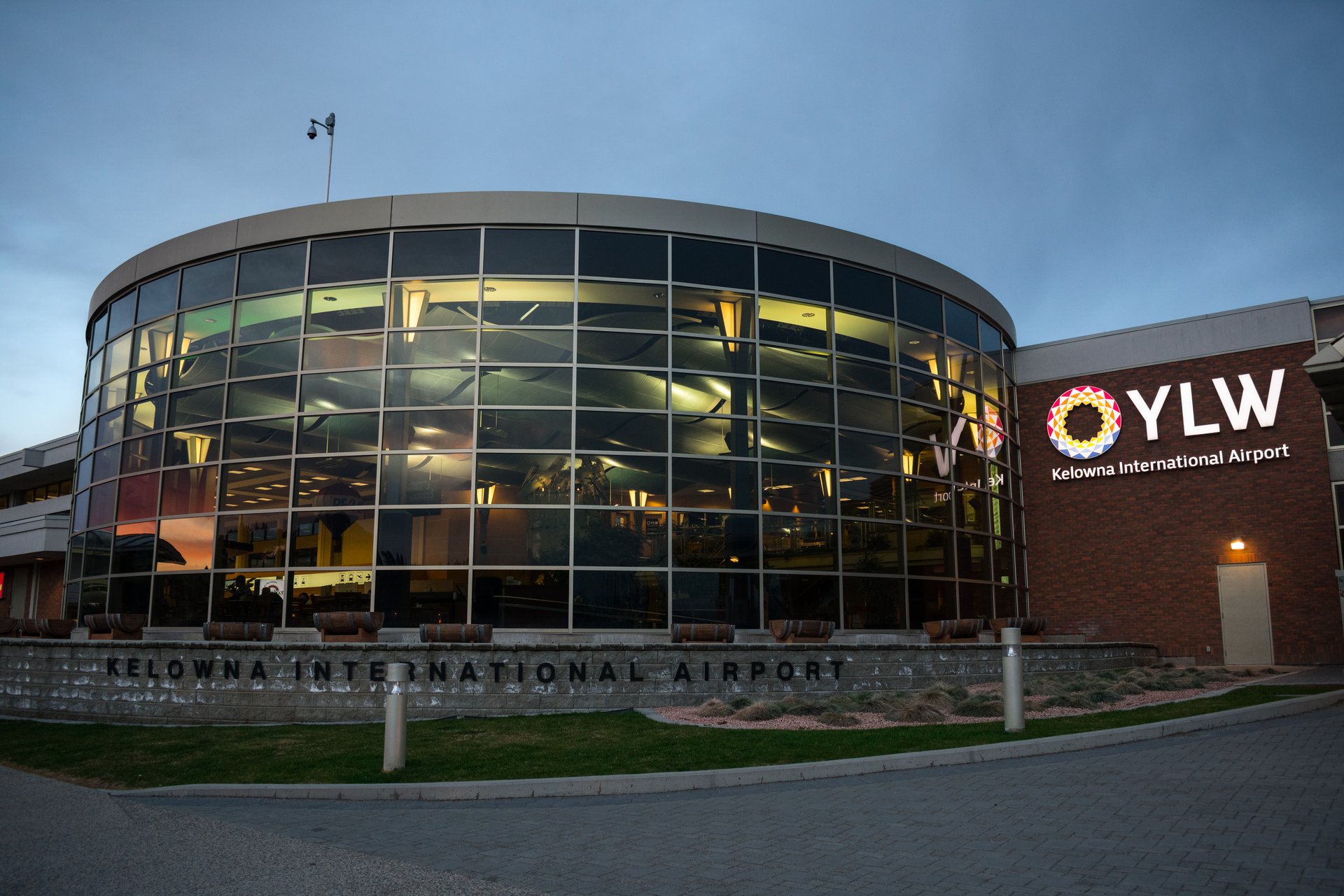 The Complete Guide to Kelowna International Airport (YLW) | Prince of ...
